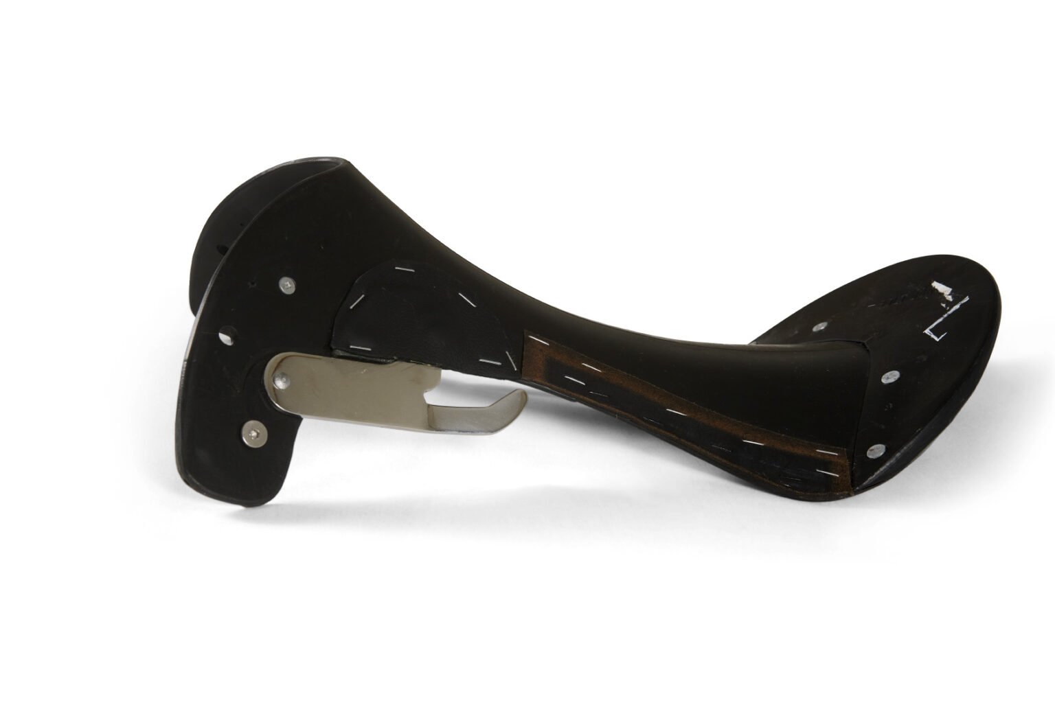 Blesi, helt ny sadel fra Tølthester på en L bom